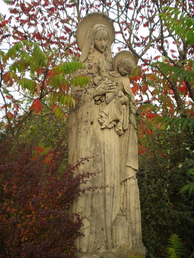 Statue de la Vierge à l'Enfant - Histoire et Patrimoine du Bressuirais